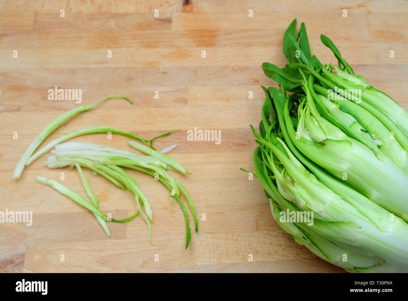 Puntarelle, typisch Italienische Zichorie. Ein Sprossen von chicorée ...