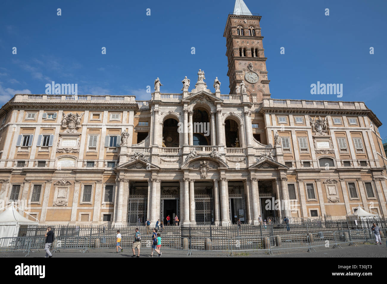Rom, Italien, 21. Juni 2018: Blick von außen auf die Basilika Santa ...