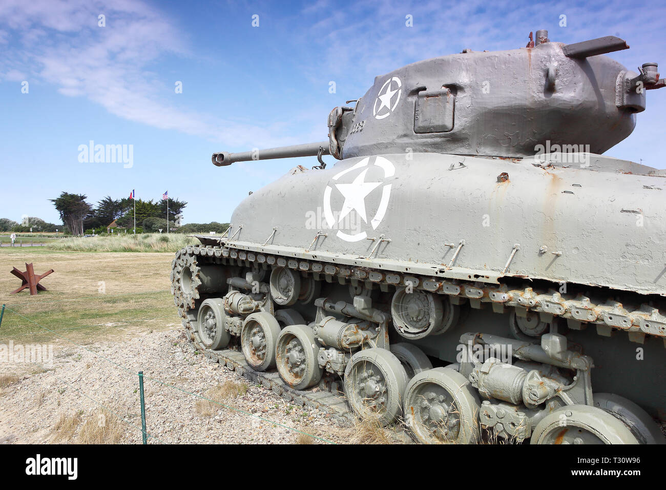 Blick auf den Tank vor dem Musée de le Embarquement, das Museum am D ...