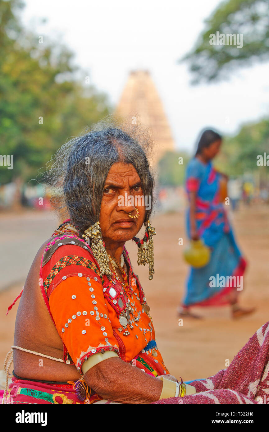 Alte indische Frau am Basar Straße mit virupaksha Temple im Hintergrund ...