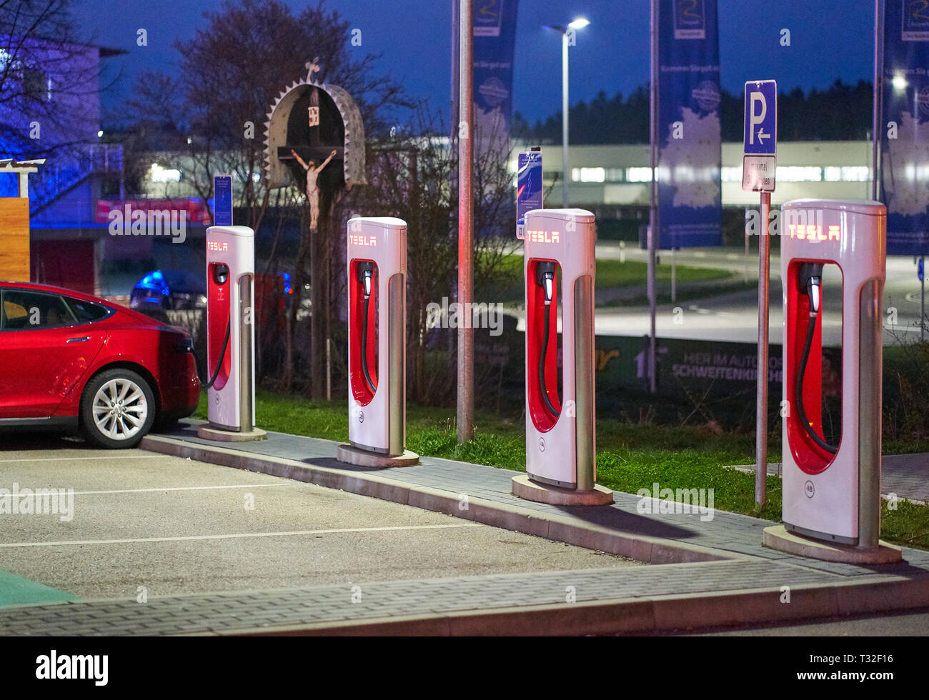 Tesla Power Station auf eine Autobahn Rastplatz Tankstelle in Schweitenkirchen in der Nahe von Pfaffenhofen a.d.Ilm Deutschland April 05 2019. Peter Schatz Al Stockfotografie Alamy