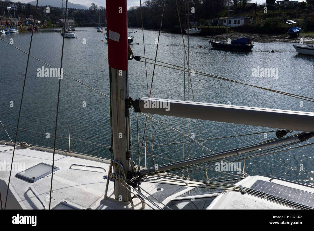 Segelboot im Hafen von Caernafon, Aluminium-Mast, Boom und Balken, Mast ...