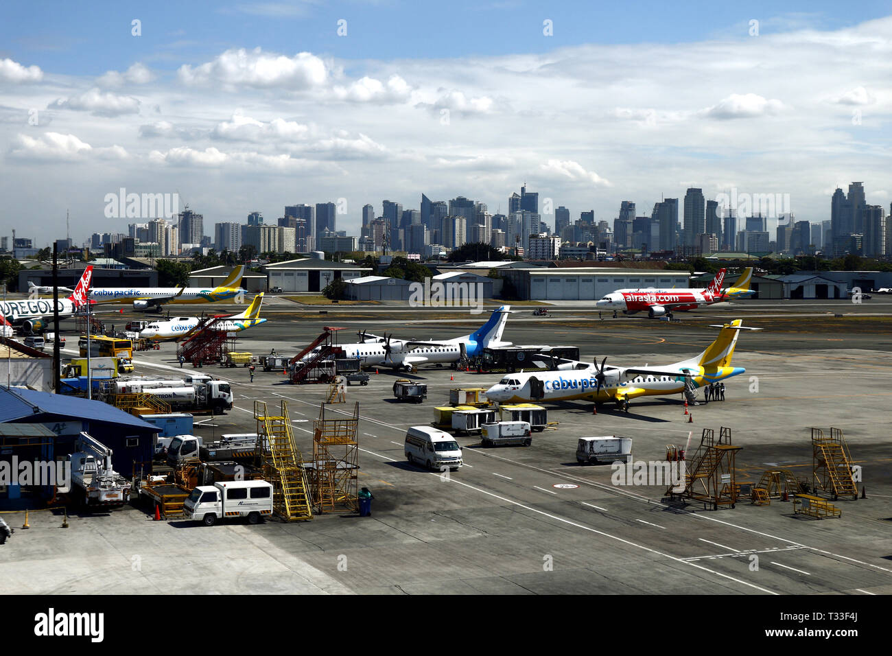 PASAY CITY, Philippinen - 3. APRIL 2019: Flugzeuge am Flughafen ...