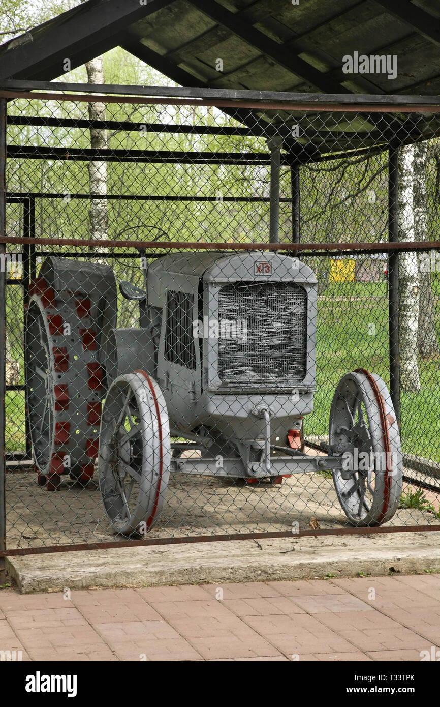 Old russian tractor -Fotos und -Bildmaterial in hoher Auflösung - Seite ...