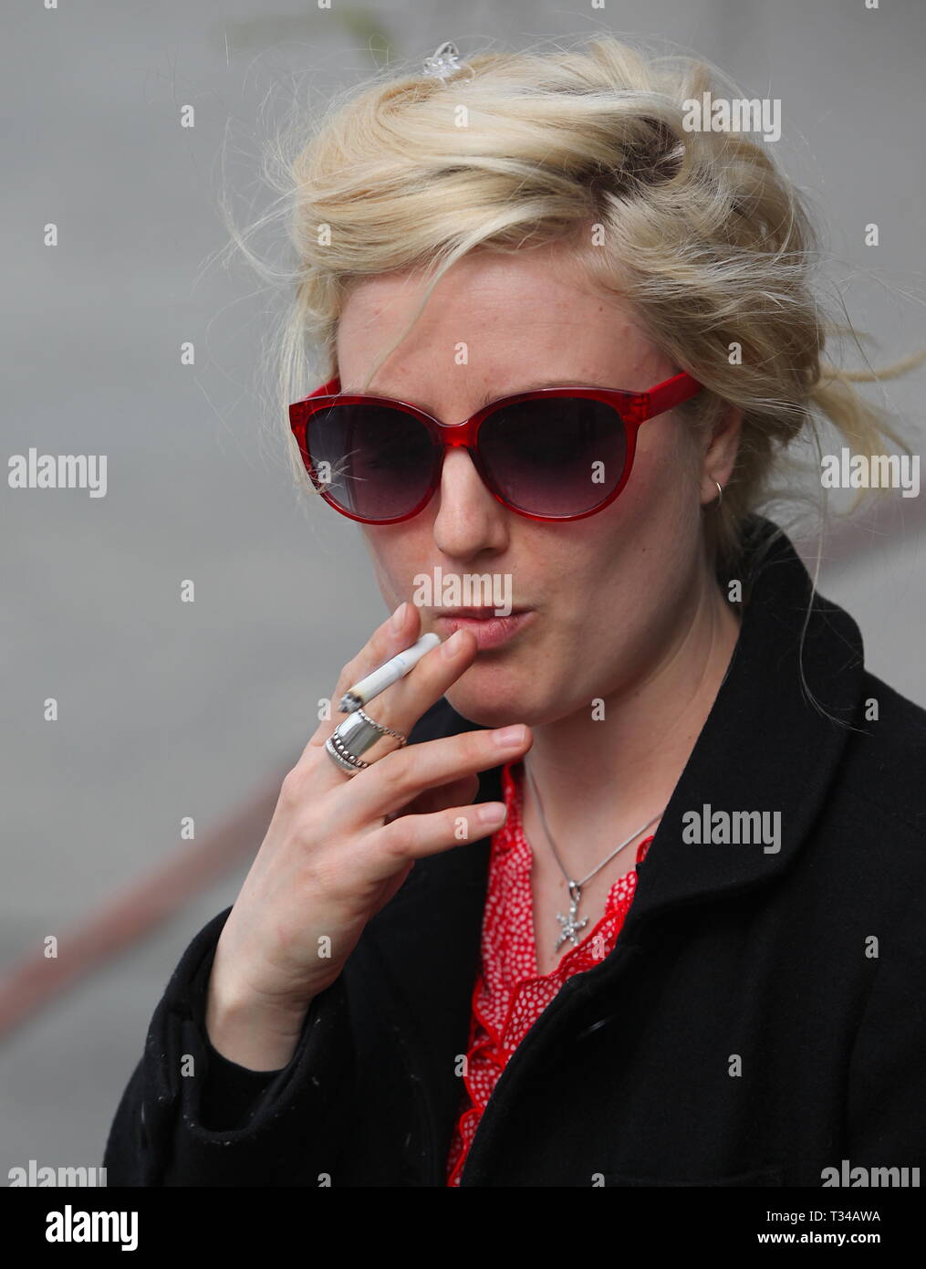 Blondes rauchen -Fotos und -Bildmaterial in hoher Auflösung – Alamy