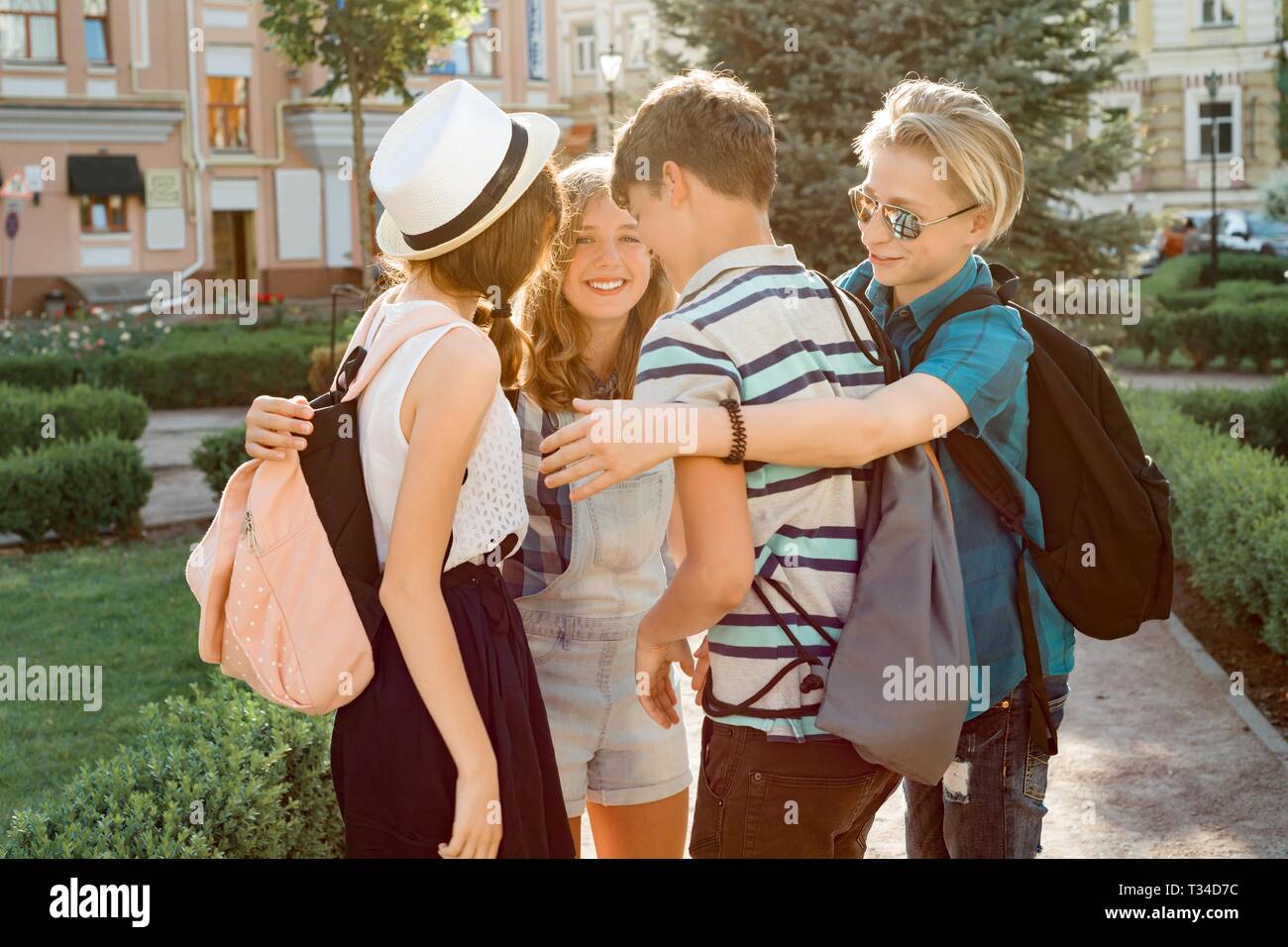 Lächelnd Freunde treffen Jugendliche in der Stadt, glückliche junge ...
