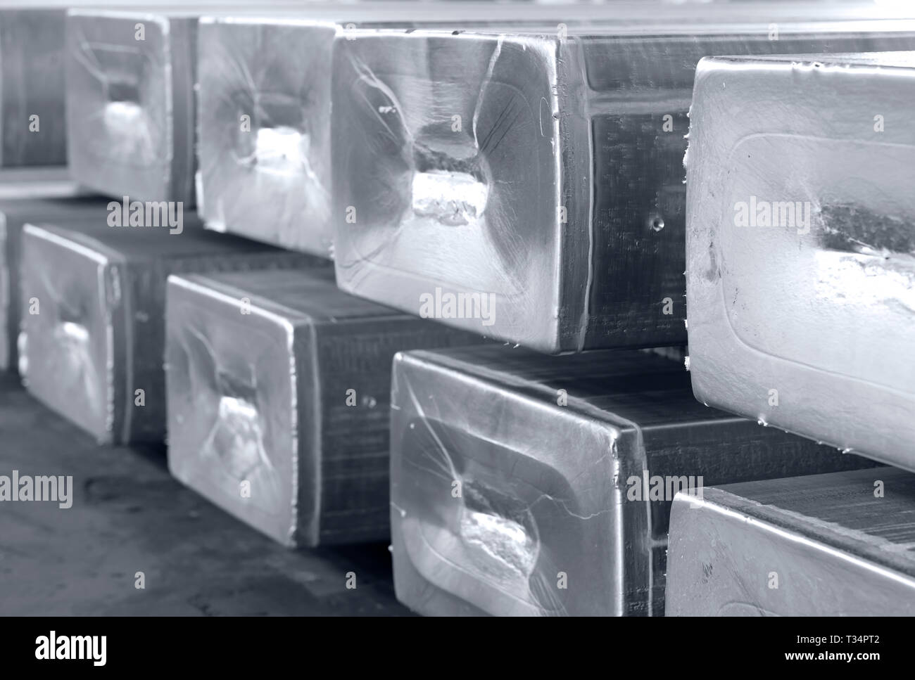 Schwere Aluminium-barren in einem Lager Gießerei gestapelt, Rohstoffe ...