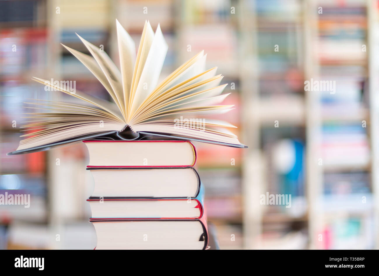 Gestapeltes buch -Fotos und -Bildmaterial in hoher Auflösung – Alamy