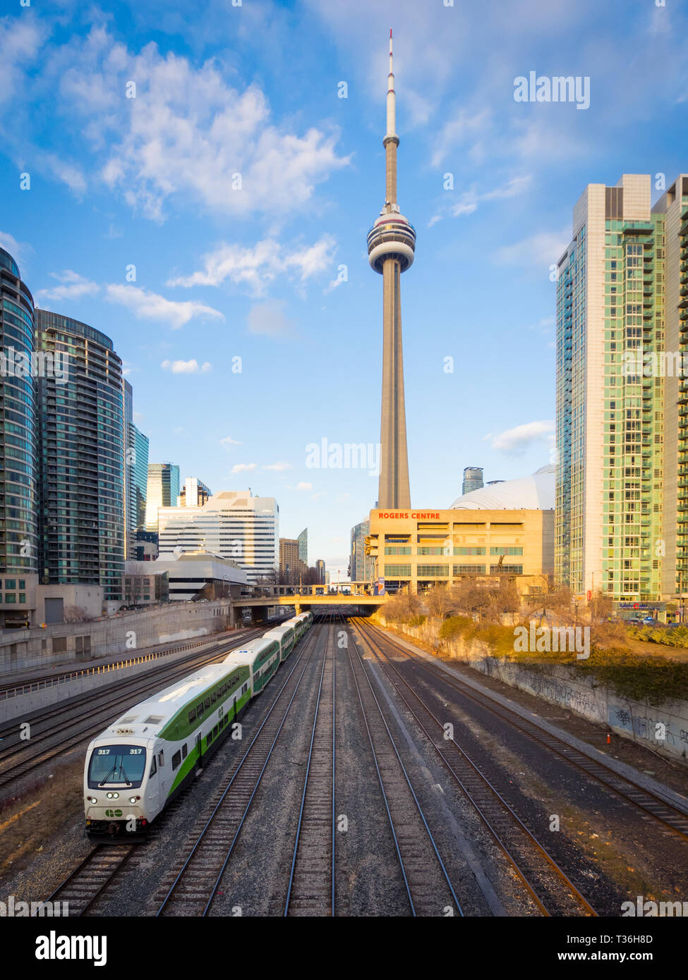 Cn tower go train rogers centre skydome toronto -Fotos und ... Cn tower go train rogers centre skydome toronto -Fotos und ...