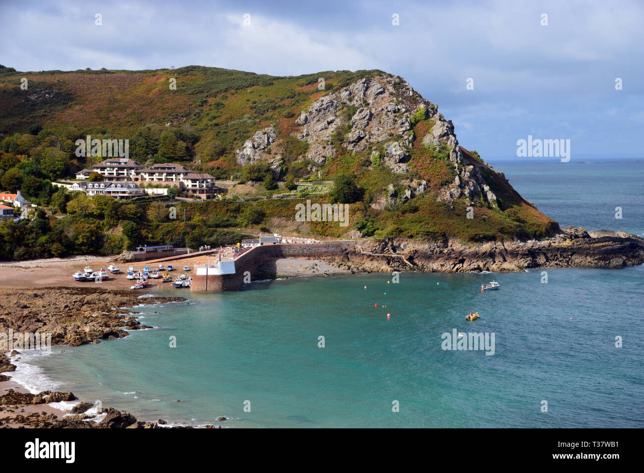 Fischerboote im Schutz der Bonne Nuit Bay Hafen bei Ebbe auf der Insel ...