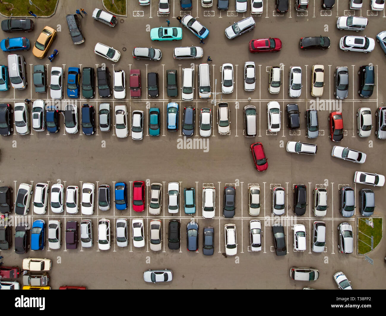 Ein Blick von Oben auf die Linien der geparkten Autos. Starker Verkehr ...