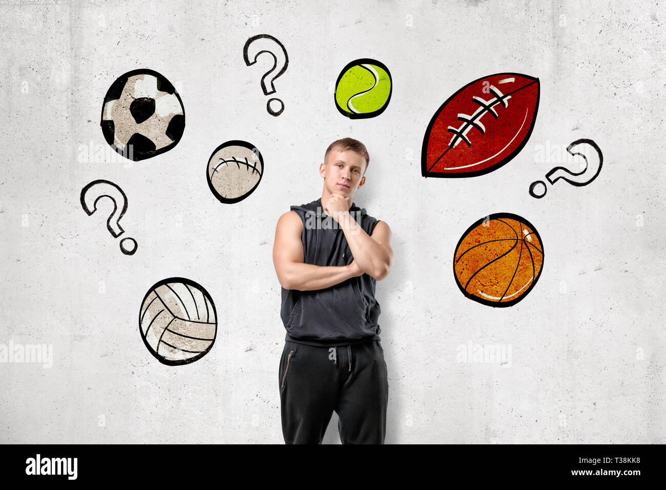 Vorderansicht des jungen Mannes in Sleeveless Hoody stehend mit der ...
