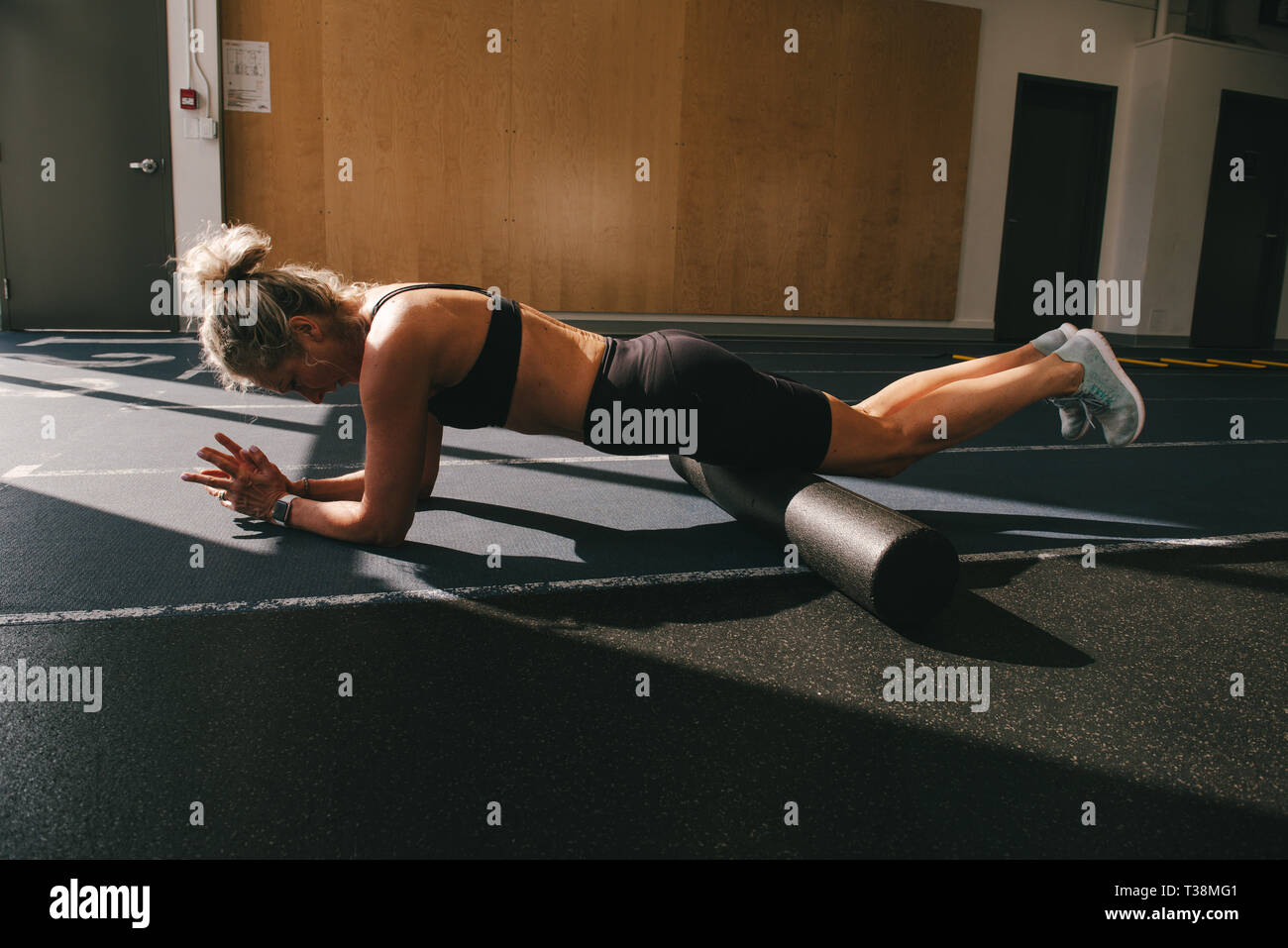 Weibliches fitness modell -Fotos und -Bildmaterial in hoher Auflösung ...