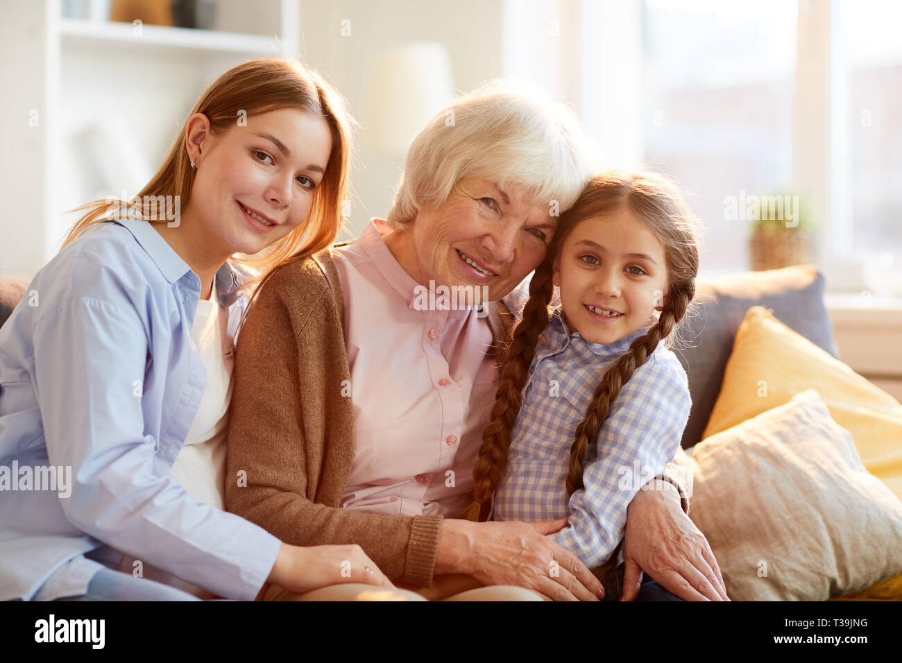 Smiling mature woman daughter pregnancy -Fotos und -Bildmaterial in ...