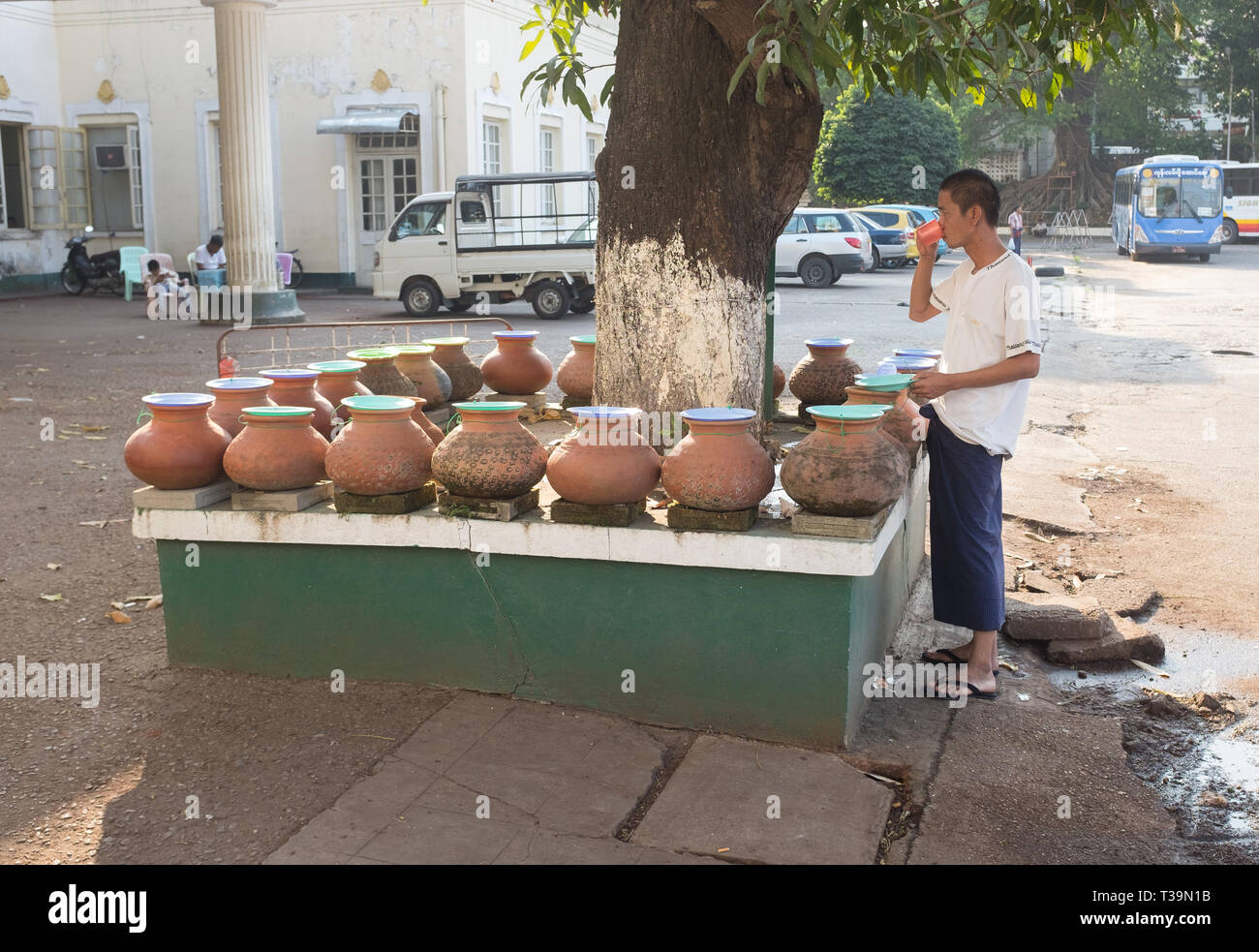 Burma myanmar pottery water -Fotos und -Bildmaterial in hoher Auflösung ...