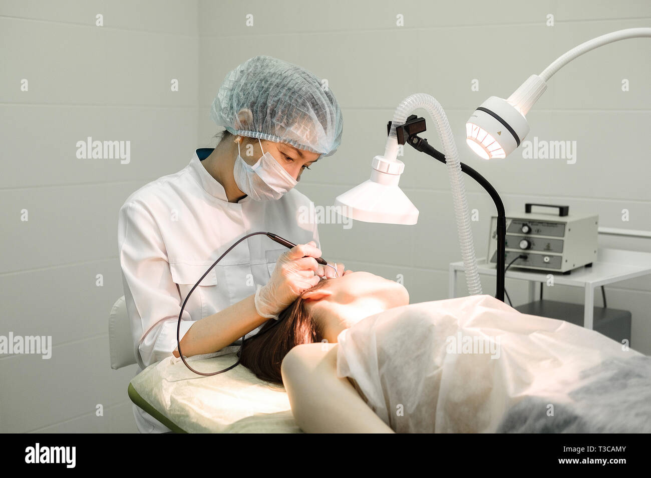 Medizinische Behandlung Entfernung von muttermal von Gesicht des ...