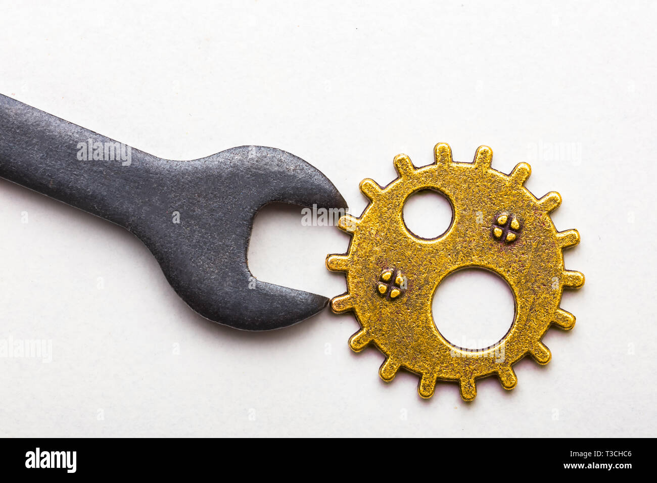 Zahnrad auf weißen hintergrund -Fotos und -Bildmaterial in hoher ...