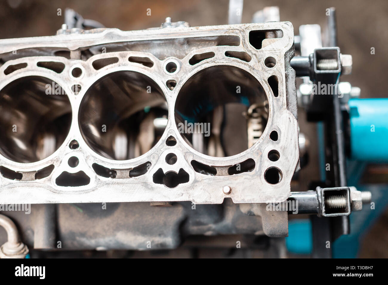 Nahaufnahme der zerlegten Motor auf dem Ständer. Neue Zylinder. Motor ...