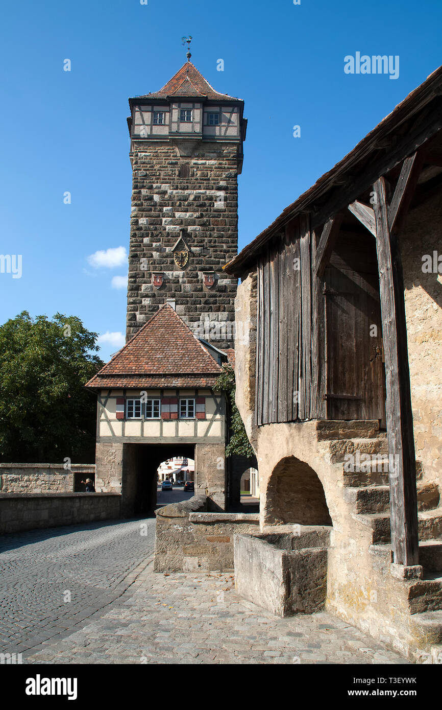 Rothenburg o.d. Tauber Deutschland, street scene mit Roder Turm und ...