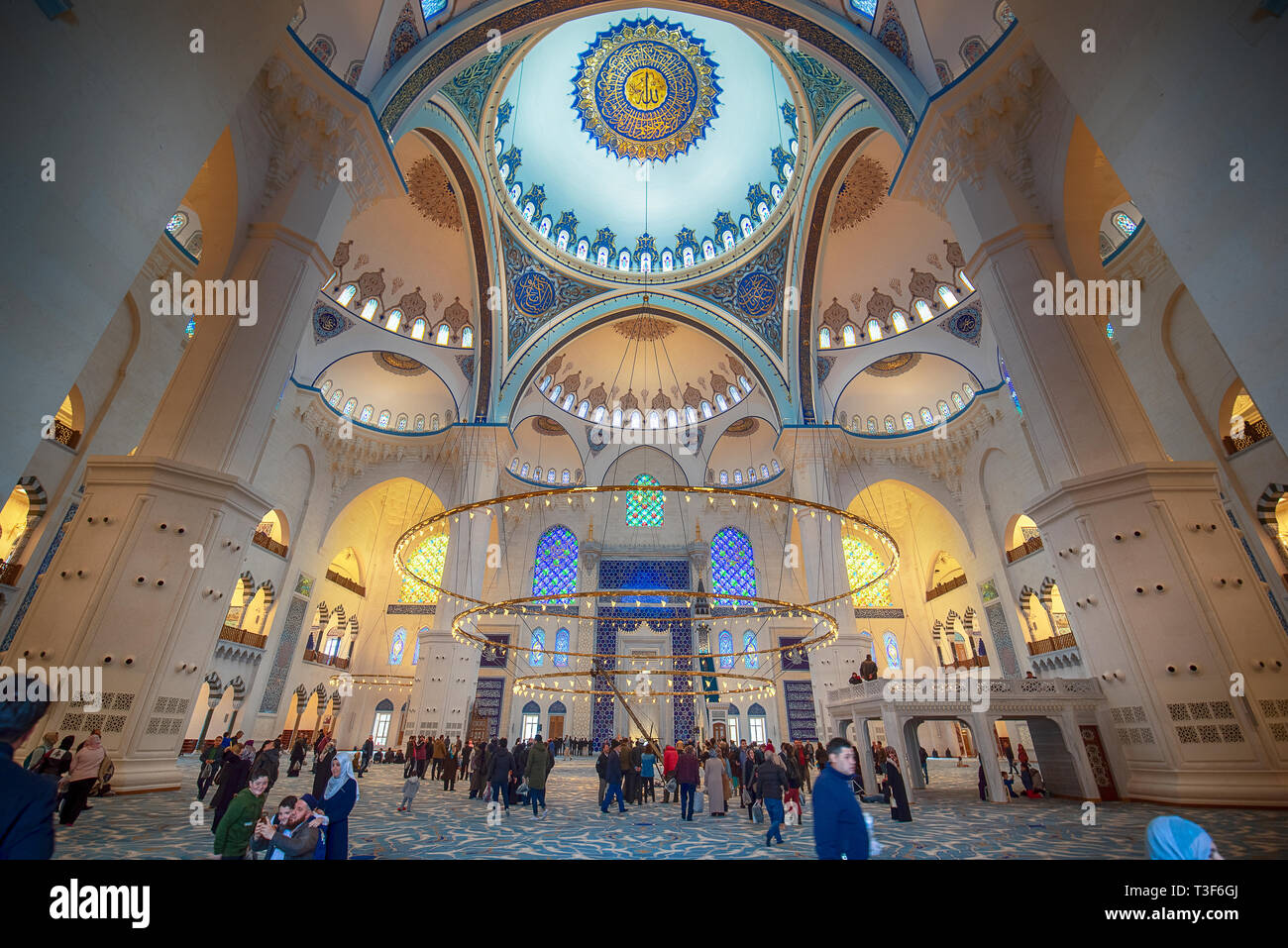 Istanbul, Türkei - innen innen und Kuppel der Camlica Moschee. Die neue ...