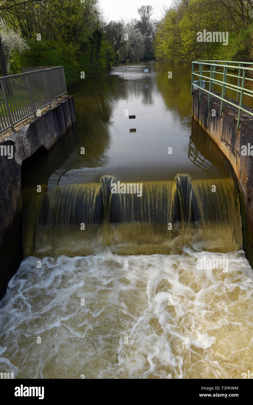 09 April 2019, Nordrhein-Westfalen, Grevenbroich: Die Erft Gewehr in ...