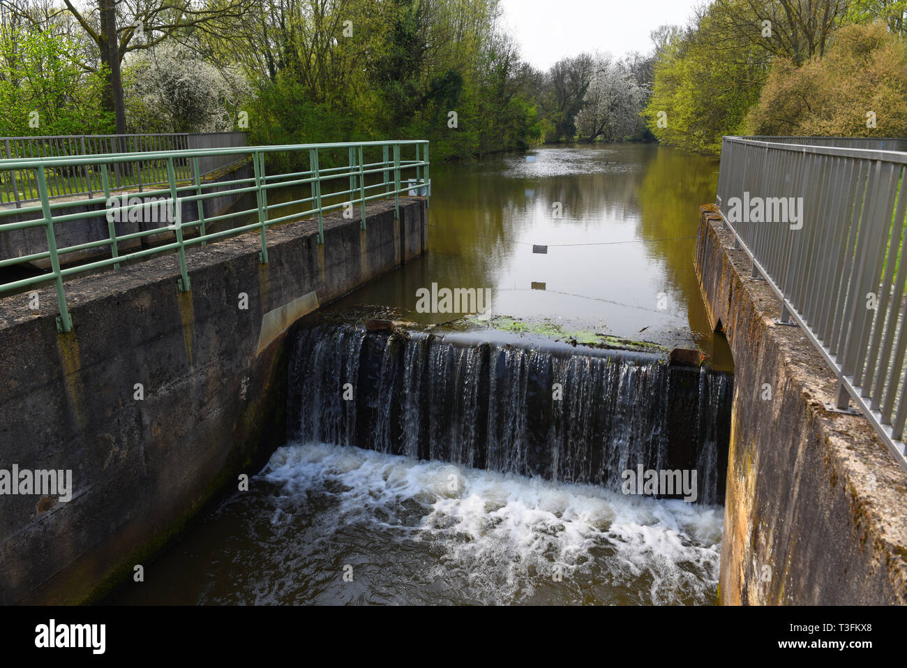 09 April 2019, Nordrhein-Westfalen, Grevenbroich: Die Erft Gewehr in ...