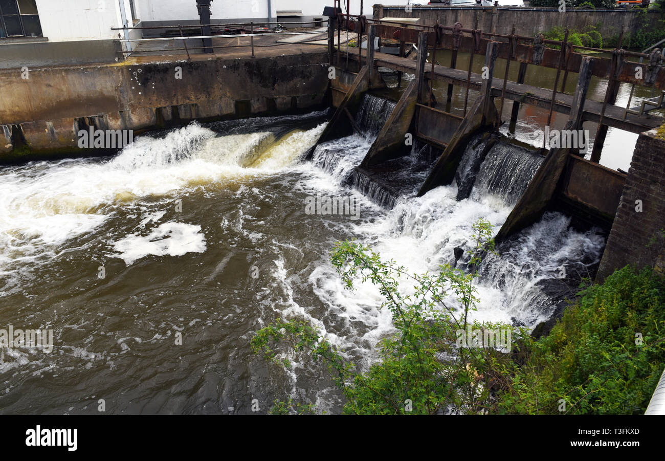 09 April 2019, Nordrhein-Westfalen, Grevenbroich: Die Erft Gewehr in ...