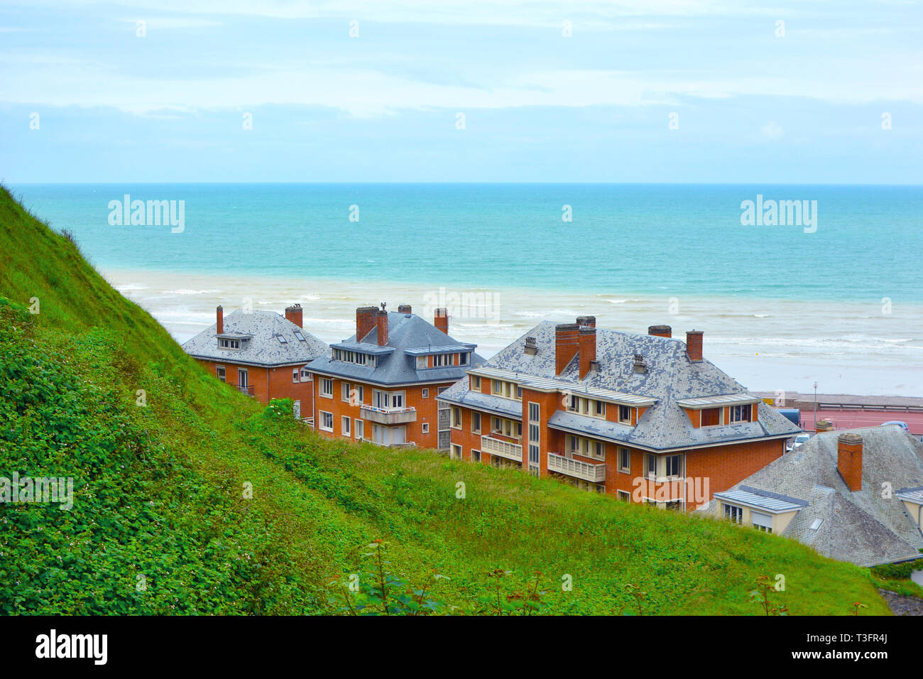 Blick vom grünen Gras bedeckte Felsen über Dächer auf Meer Horizont in ...