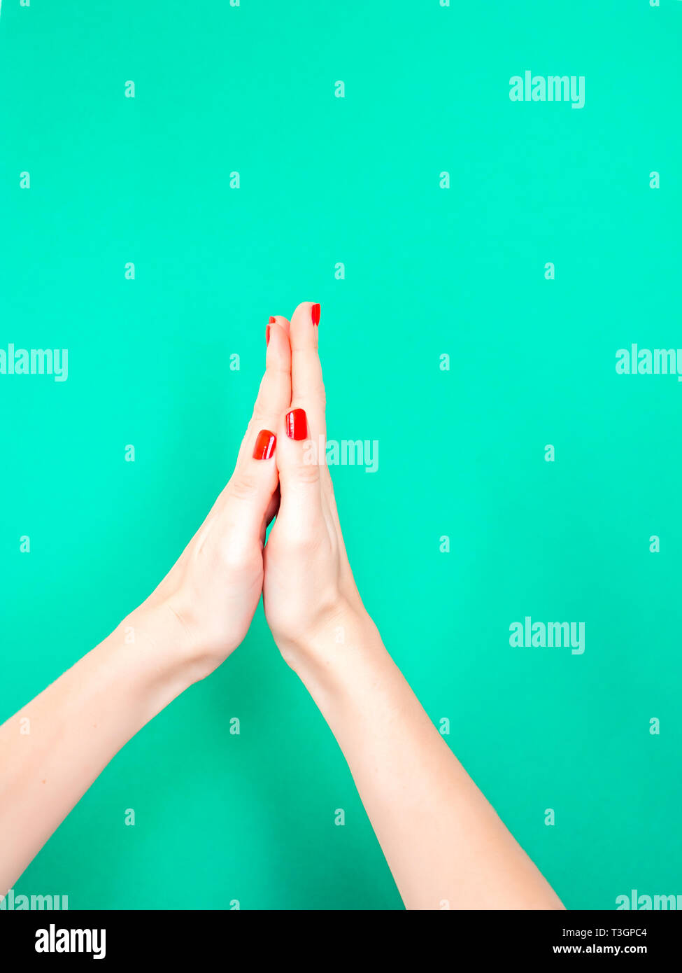 Die Vielen Dank betende Hände Hand unterzeichnen. Danke sagen mit ihren ...