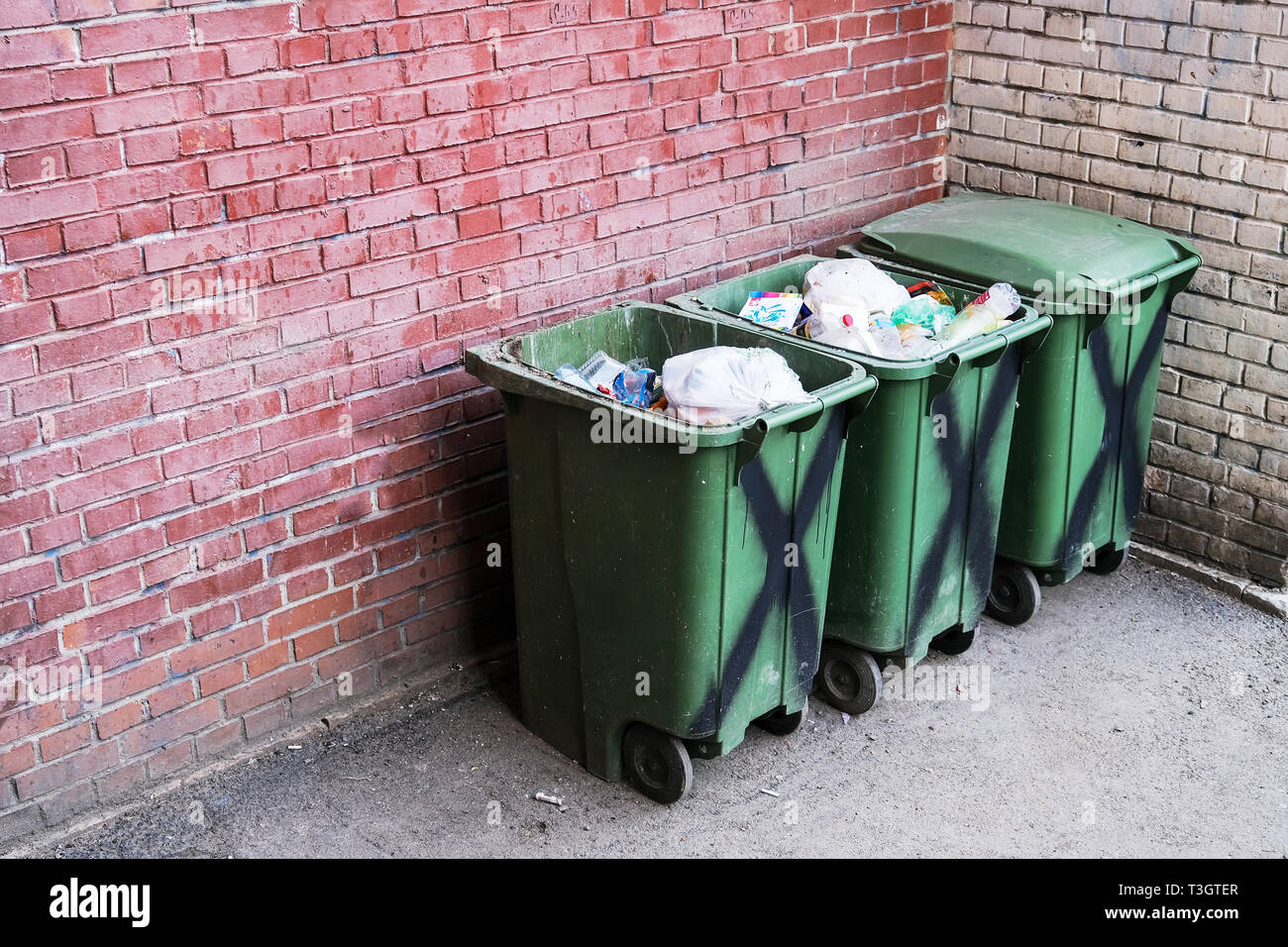 Müllcontainer. Bis zum Rand gefüllt. Umweltverschmutzung ...