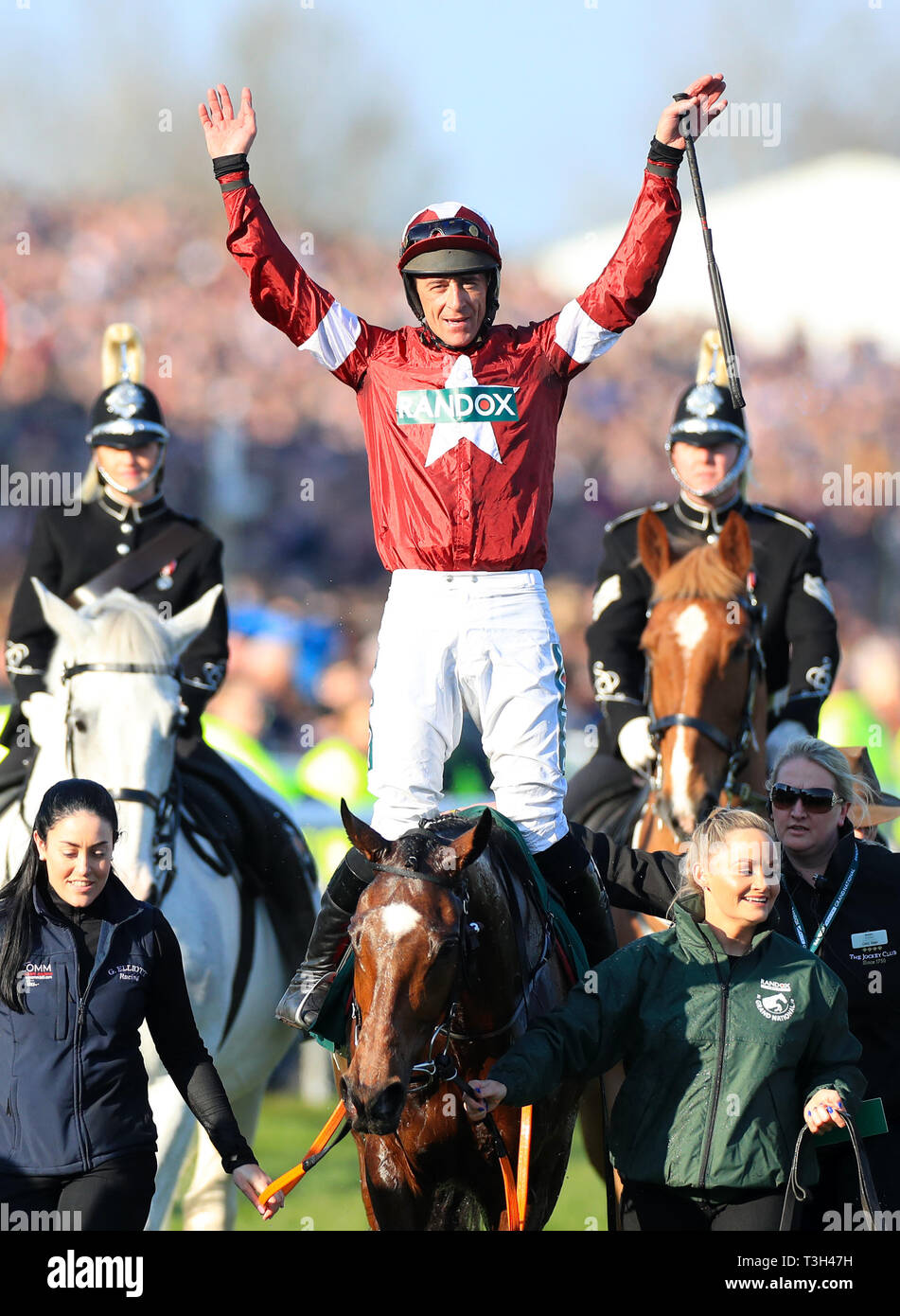 Jockey Davy Russell feiert den Gewinn der Randox Gesundheit Grand ...