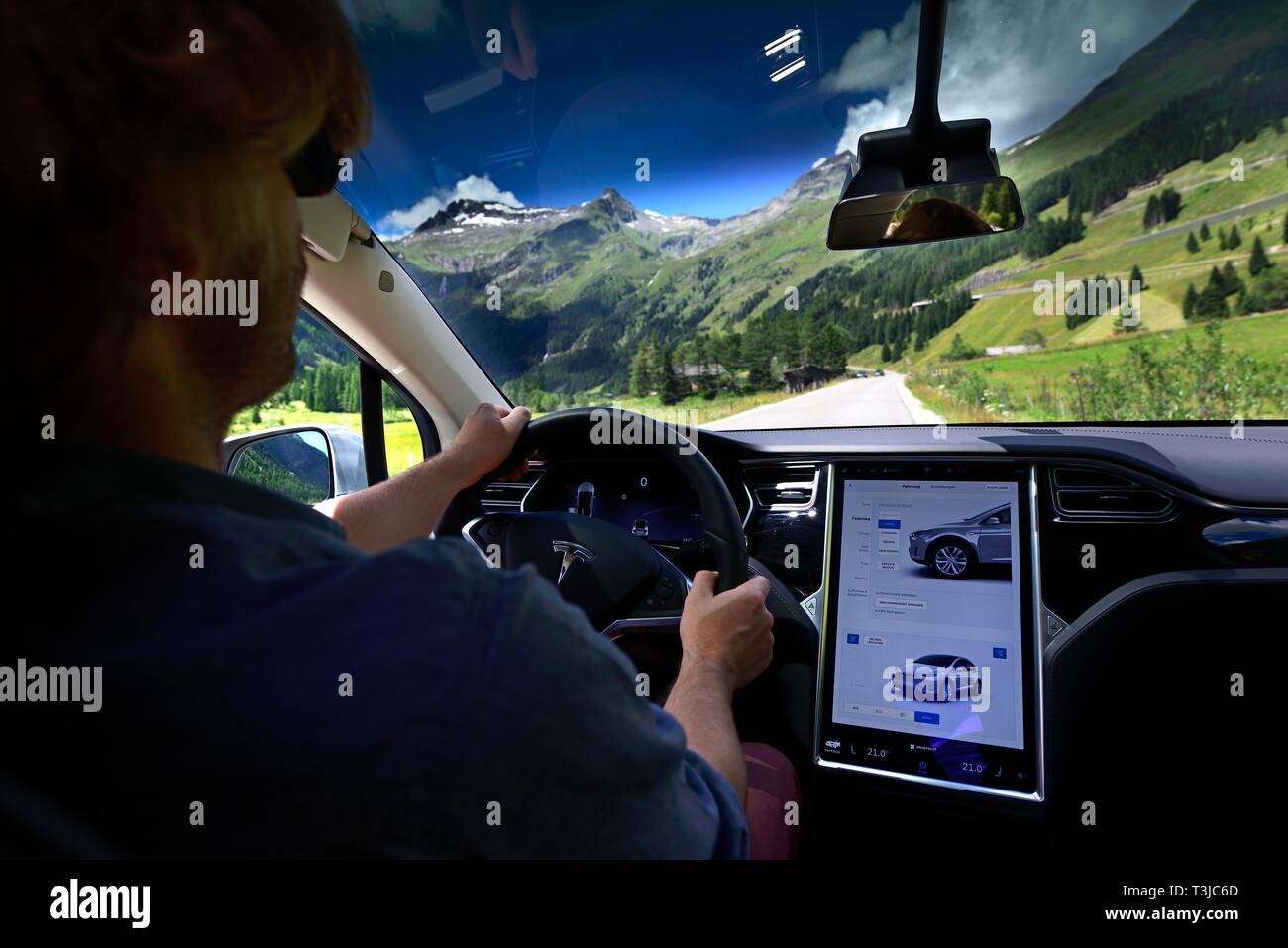 Tesla cockpit -Fotos und -Bildmaterial in hoher Auflösung – Alamy