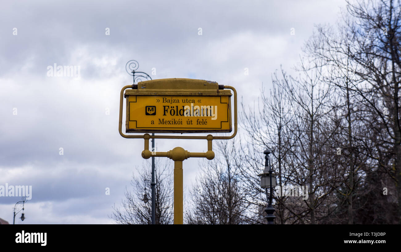 Das Zeichen der U-Bahn Haltestelle der U-Bahn-Linie M1 in Budapest ...