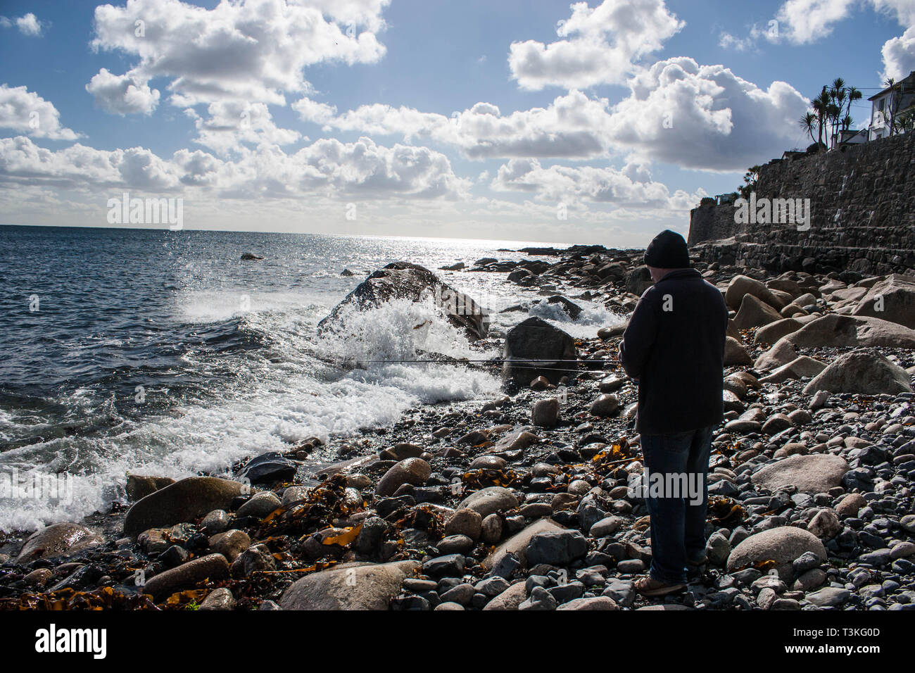 Mann am strand angeln -Fotos und -Bildmaterial in hoher Auflösung – Alamy