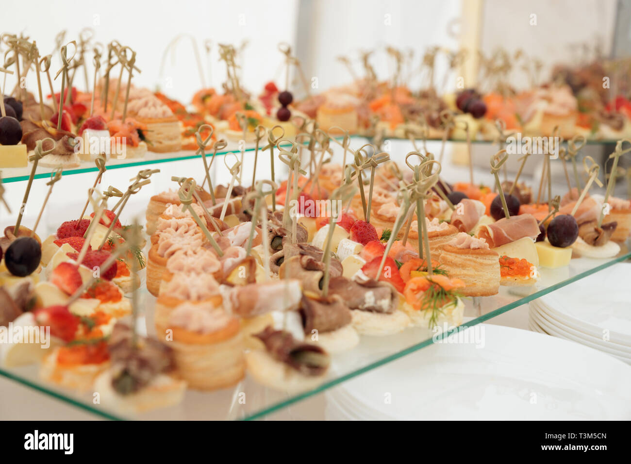 Voller teller buffet essen -Fotos und -Bildmaterial in hoher Auflösung ...