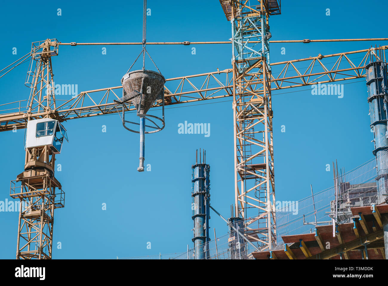 Bau eines neuen Bürohochhaus, Detailansicht der Kran Transport beton ...
