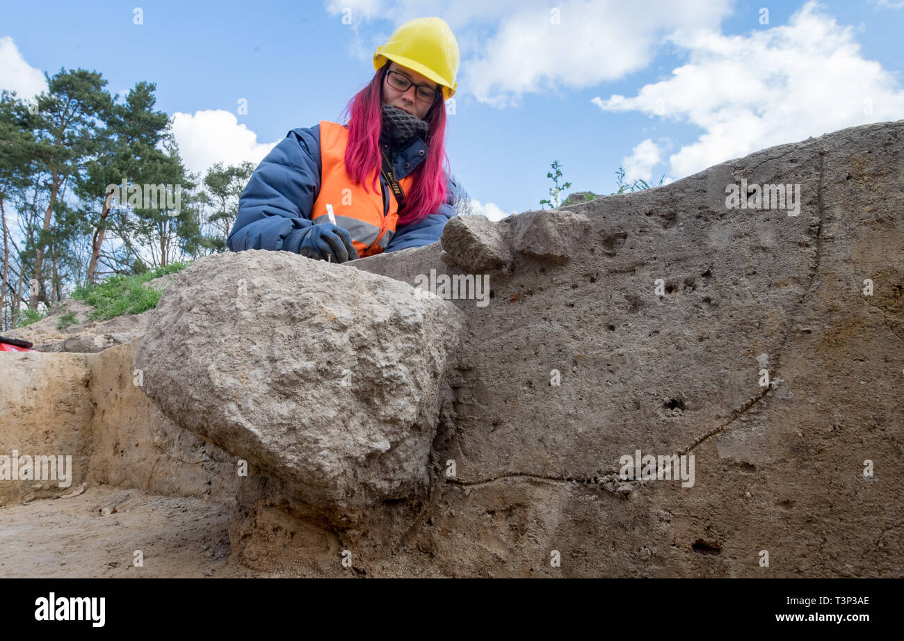 11 April 2019, Sachsen-Anhalt, Griebo: Laura Peschke, Aushub Assistent ...