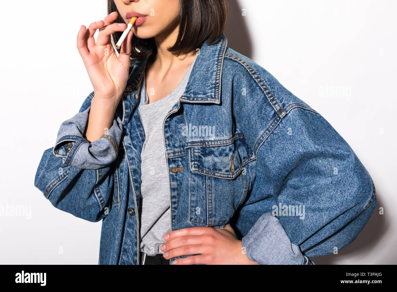 Stilvolle authentisch hipster Frau rauchen Zigarette gerollt. Voller ...