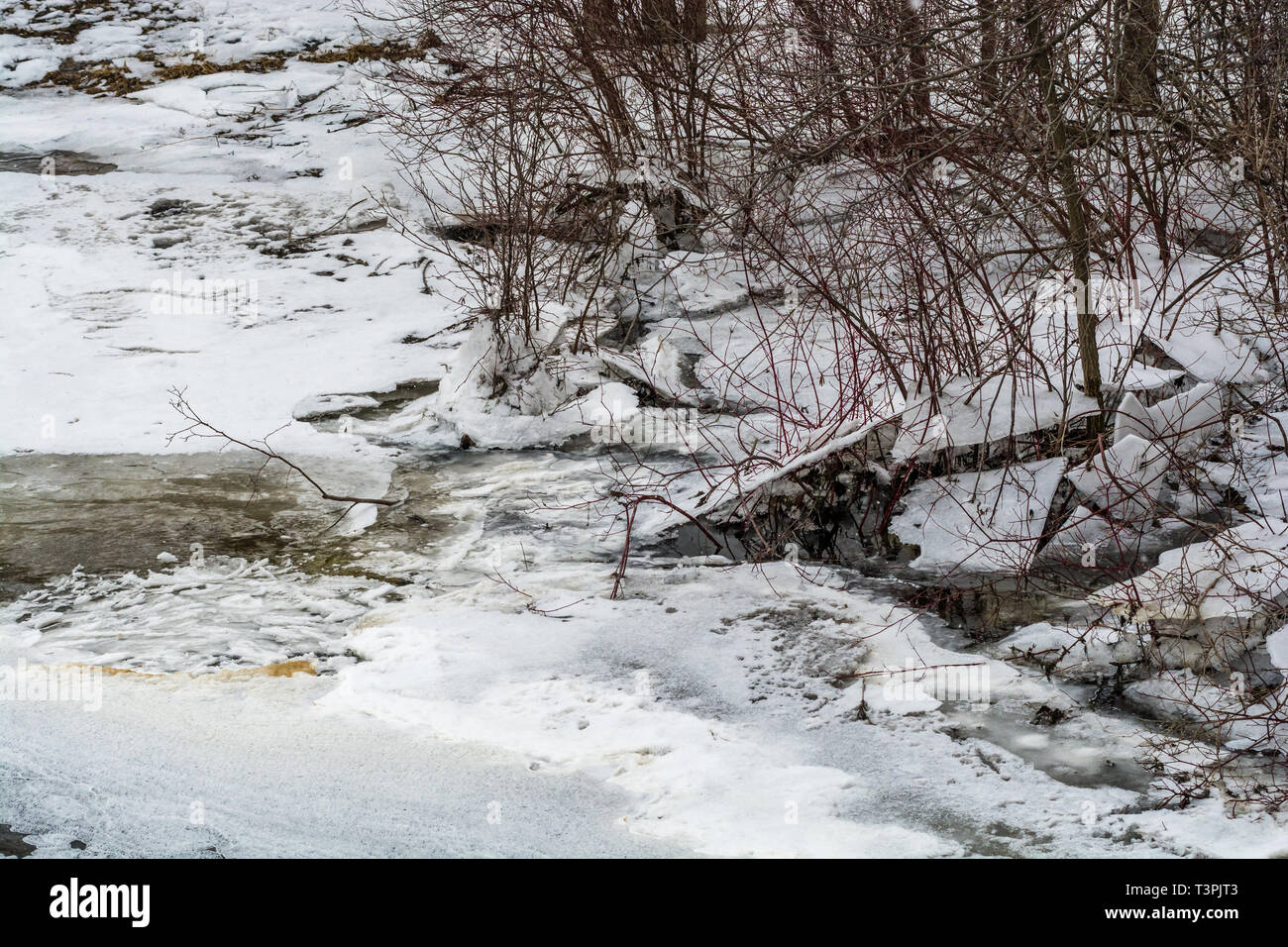 Schnee gefrorener boden -Fotos und -Bildmaterial in hoher Auflösung – Alamy