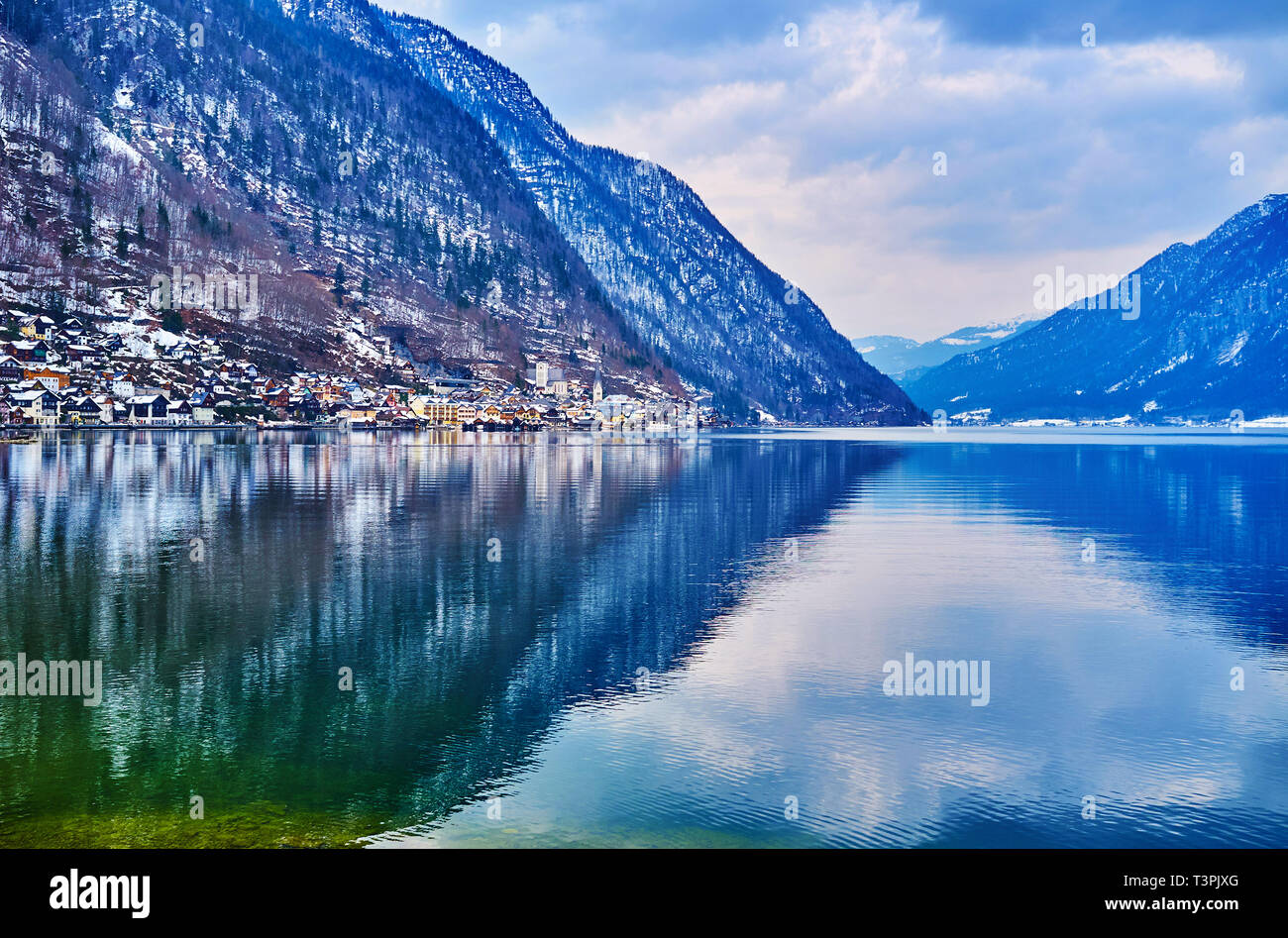 Hallstattersee See und die historische Altstadt von Hallstatt sind die ...