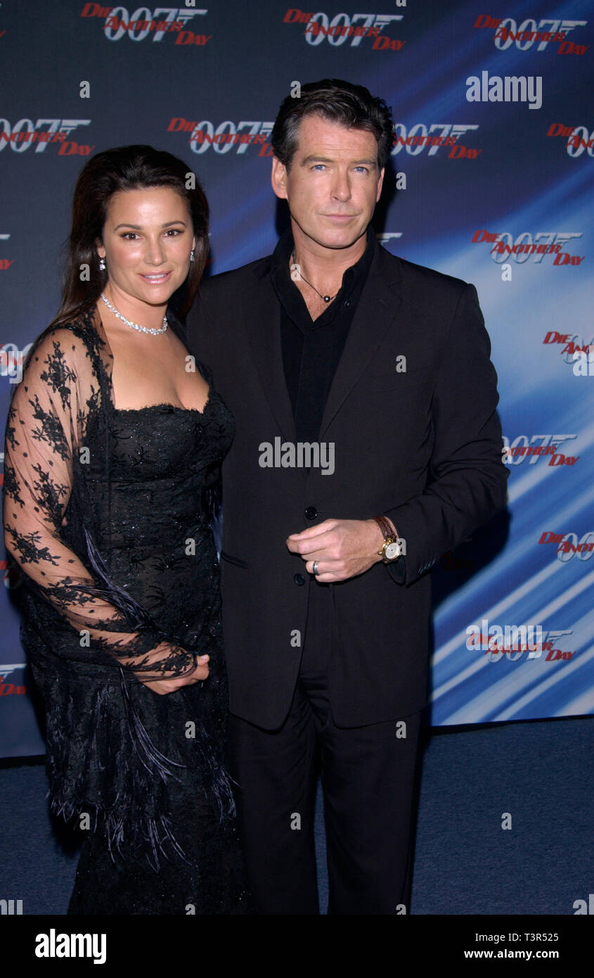 LOS ANGELES, Ca. November 11, 2002: Schauspieler PIERCE BROSNAN & Frau ...