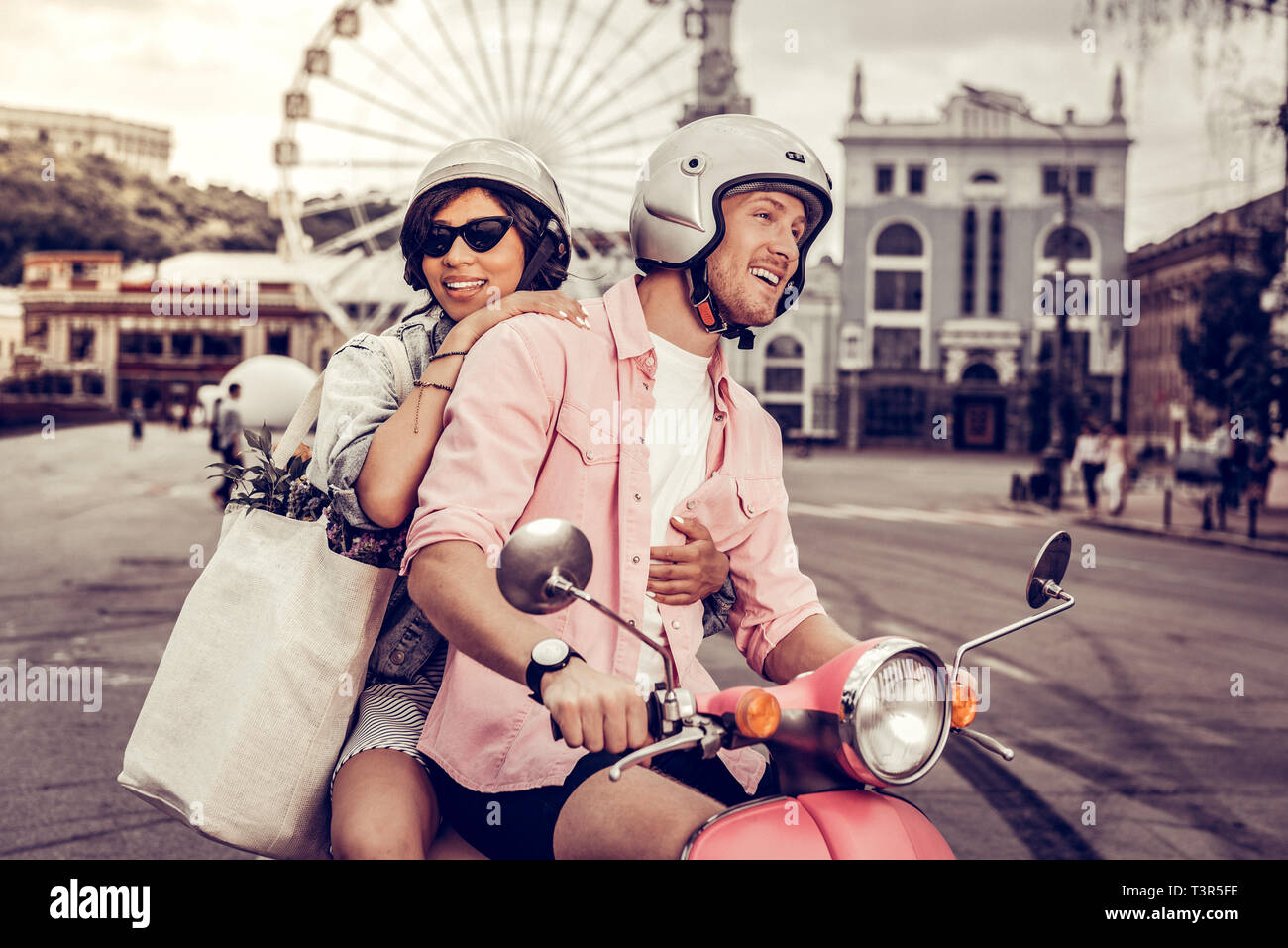 Zwei mann motorrad fahren -Fotos und -Bildmaterial in hoher Auflösung ...