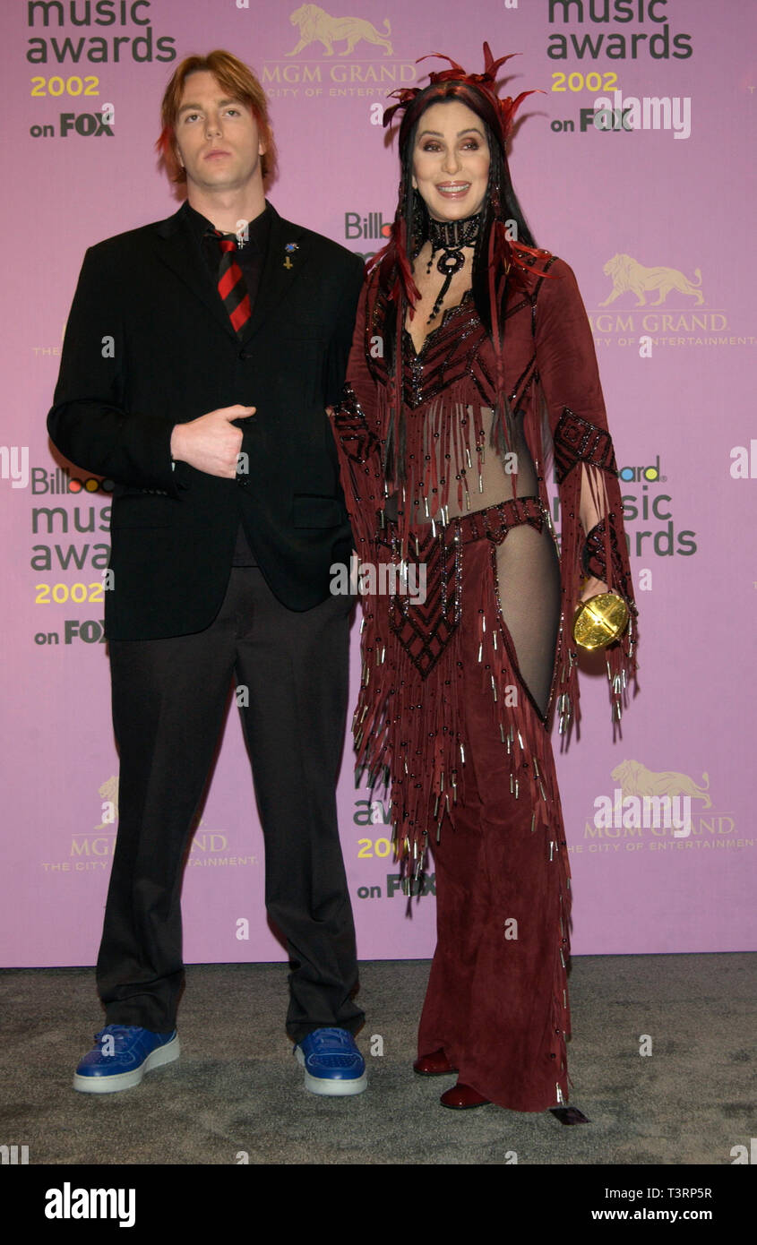 LAS VEGAS, NV. Dezember 09, 2002: Sängerin Cher & Sohn Elijah Blue ...