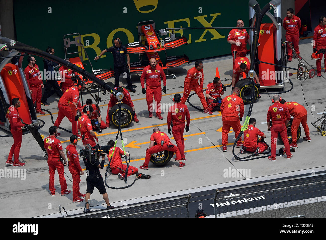 Ferrari formula 1 pit crew -Fotos und -Bildmaterial in hoher Auflösung ...