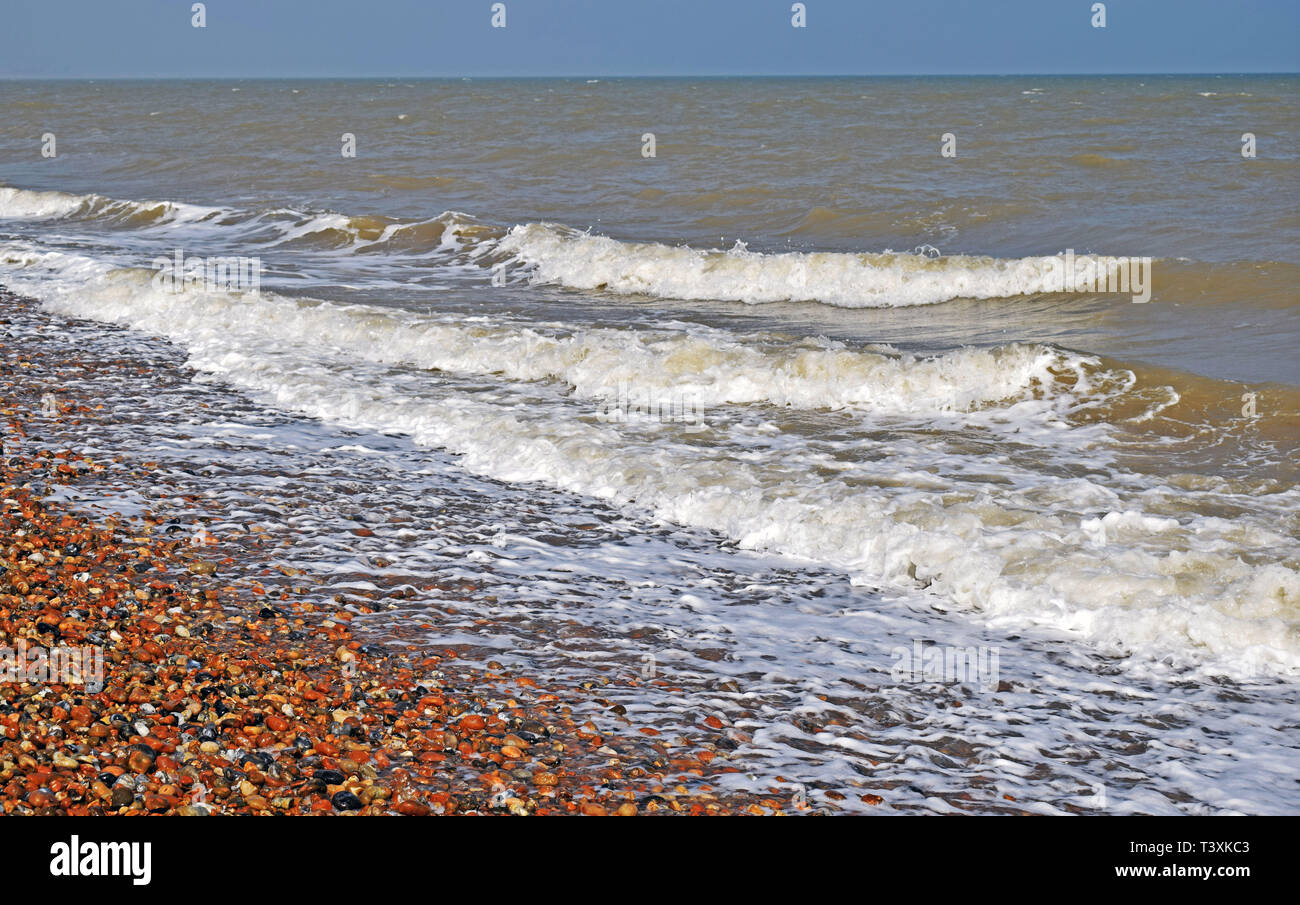 Meerblick auf das Meer Wellen, wie sie auf dem Pebble Beach an der ...