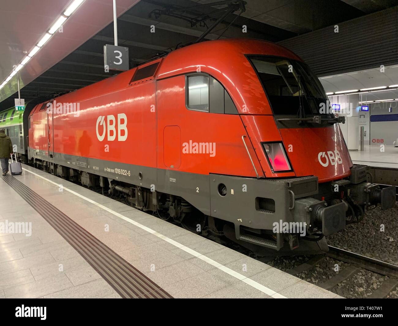 Die Österreichische Bundesbahn oder obb Bahn ist der Hauptbahnhof in ...