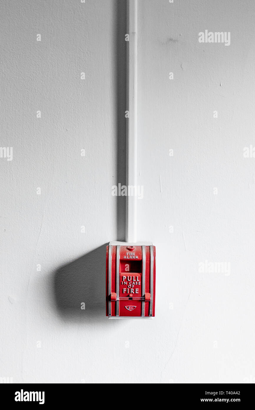 Fire alarm button on wall -Fotos und -Bildmaterial in hoher Auflösung ...