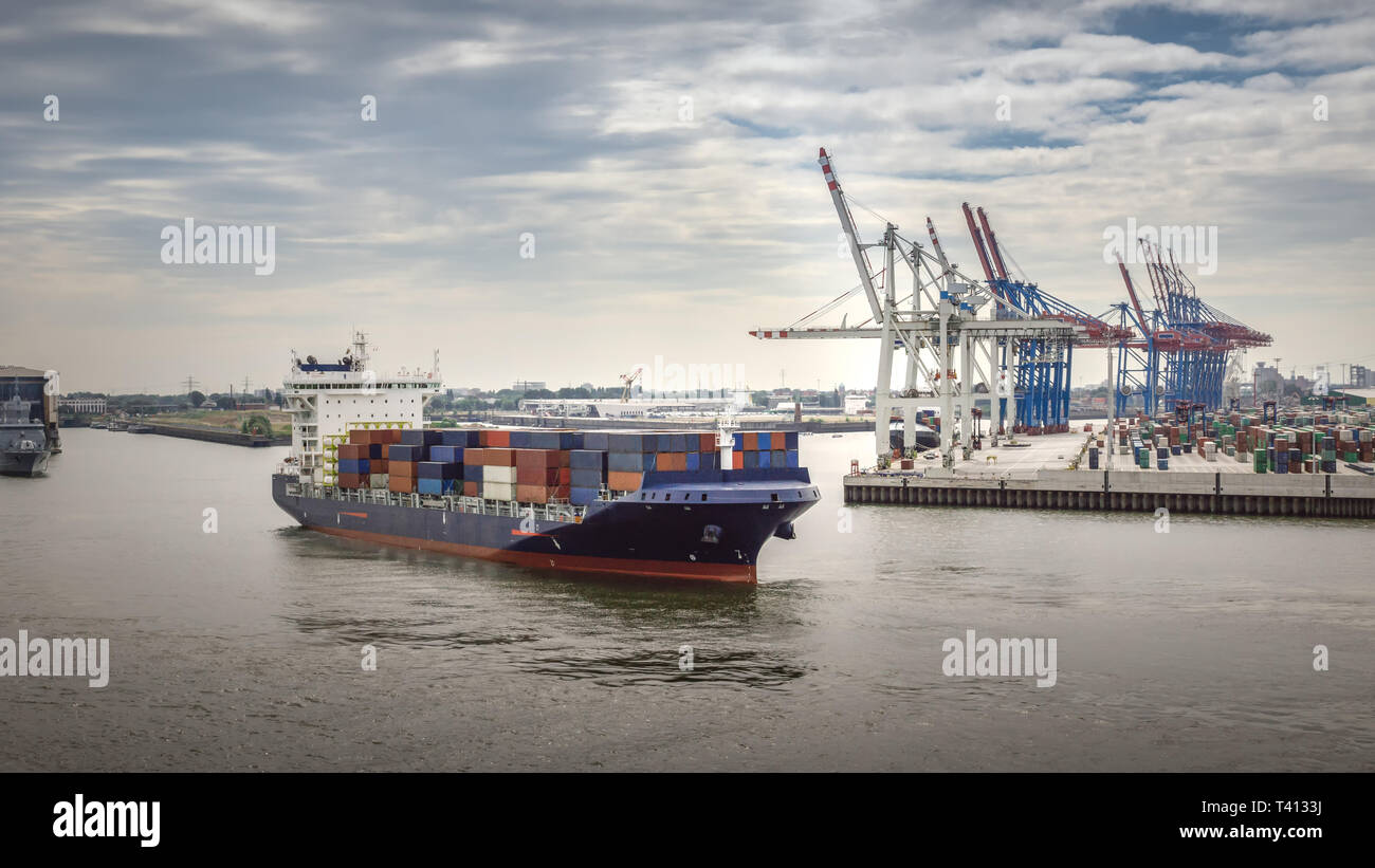 Containerschiffladen am dock -Fotos und -Bildmaterial in hoher ...