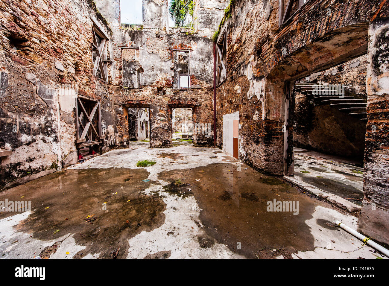 Platz in der ruine -Fotos und -Bildmaterial in hoher Auflösung – Alamy