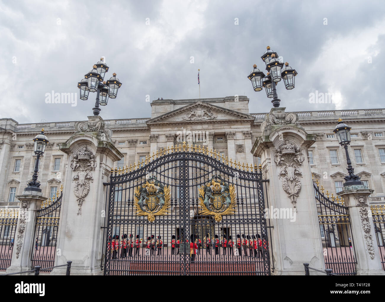 Die wichtigsten Tore der Buckingham Palace mit der Queens Guard Band ...